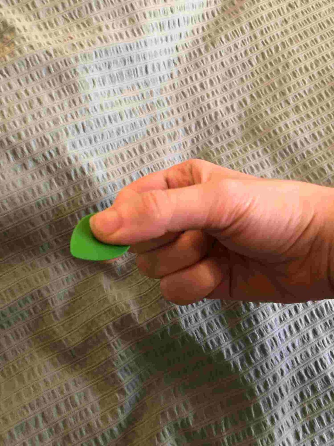 How to Hold a Guitar Pick Like a Pro: A Step-by-Step Guide - Guitar ...