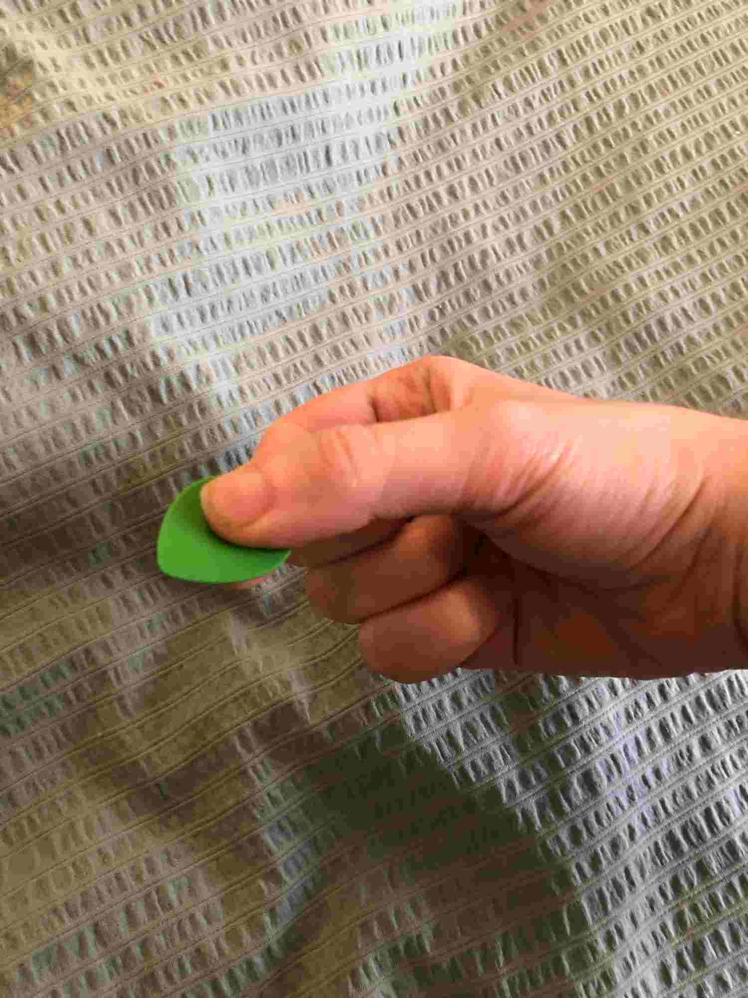How to Hold a Guitar Pick Like a Pro: A Step-by-Step Guide - Guitar ...