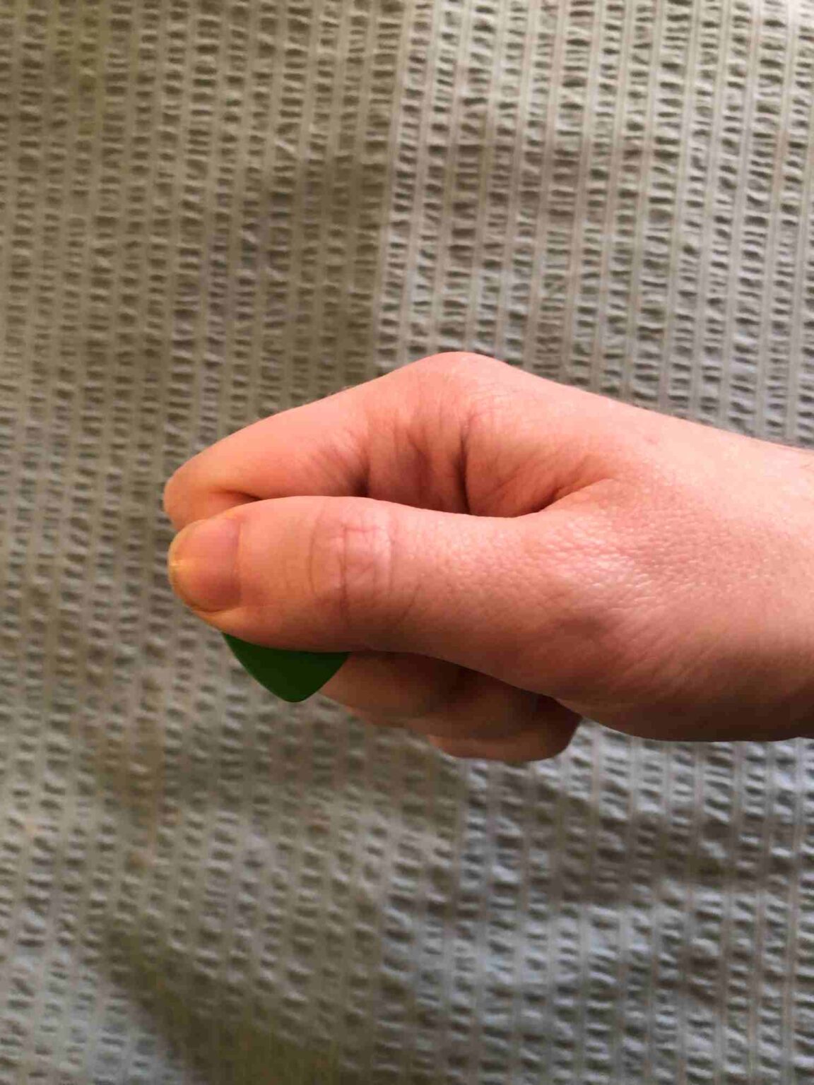 How to Hold a Guitar Pick Like a Pro: A Step-by-Step Guide - Guitar ...